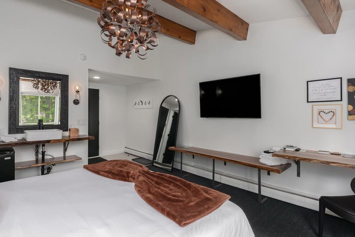 The Lincoln Boutique Motel- Upper Deluxe King #7 - Ellicottville, NY