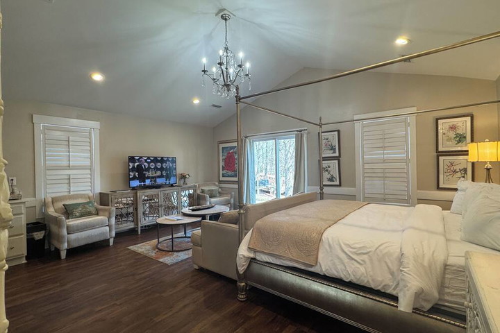 Luxury Lodging, Lakefront View, King Bed W/private Bath, Private Patio. - North Carolina