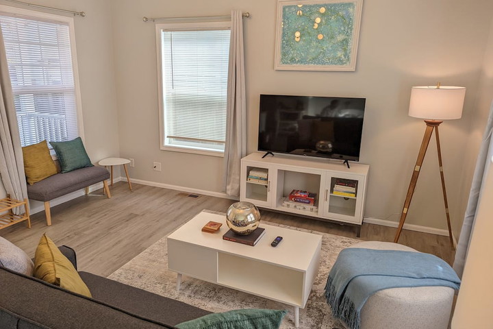 Contemporary 2 Bedroom Close To Downtown, Dining - Eugene, OR