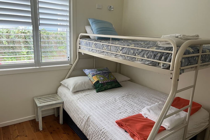 North Avoca Beach House 200m Level Walk To Beach 4 Bedrooms Secure Yard - Central Coast