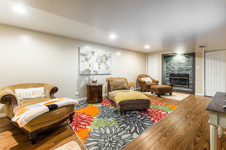 Re-designed, Cosmos Retreat, King Bed, Hot Tub, Wifi, Large Tvs, Spacious & Calm - Naperville