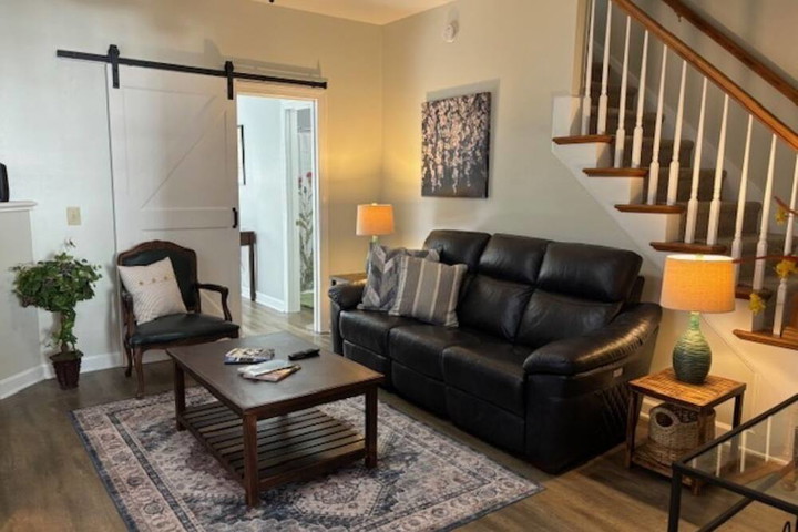3-bedroom/3 Bath Townhome In Charming Wilmington. Quiet, Family And Dog Friendly - Wilmington, NC