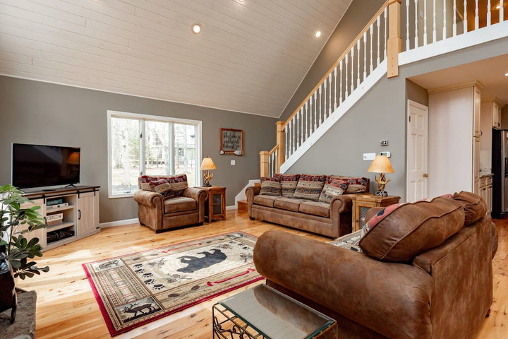 Rustic Elegance W/ Hot Tub, Game Loft & Fireplace - Deep Creek Lake, MD