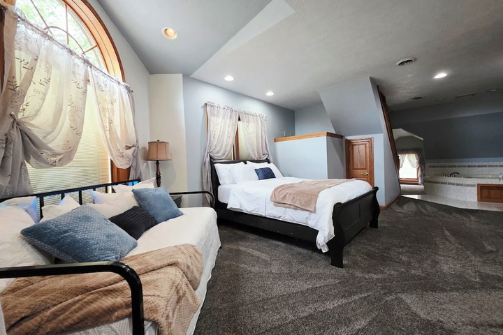 Lakefront 4br W/ Private Beach, Dock & Firepit Near Battle Creek, Amazing Views! - Battle Creek, MI