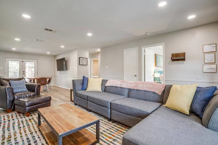 Inviting & Spacious 4br | Walk To At&t & World Cup - Arlington, TX