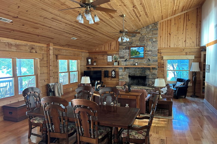 Life Is Better At The Lake! Waterfront Cabin On Lake Keowee - Lake Hartwell