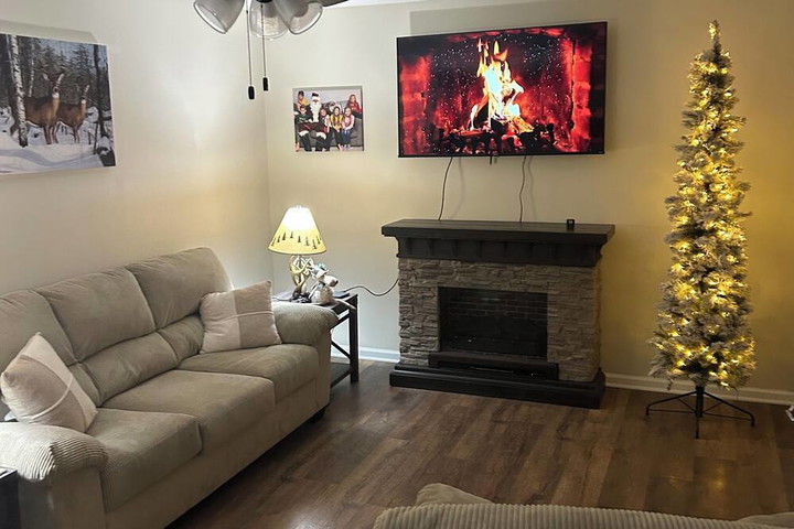 Charming 3-bedroom House With Ac Outside Of Spring Grove In A Peaceful Area - Hanover, PA