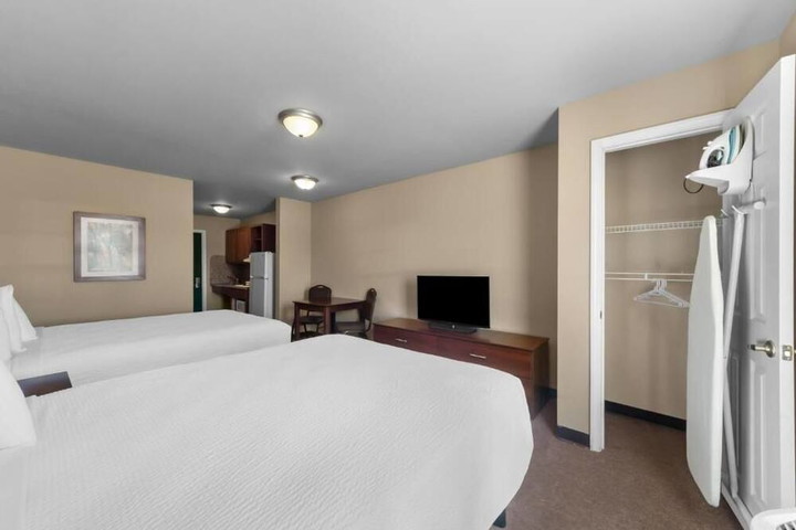 Homey Space: Rustic Room Ideal For Extended Travel Stays - Pleasanton, TX
