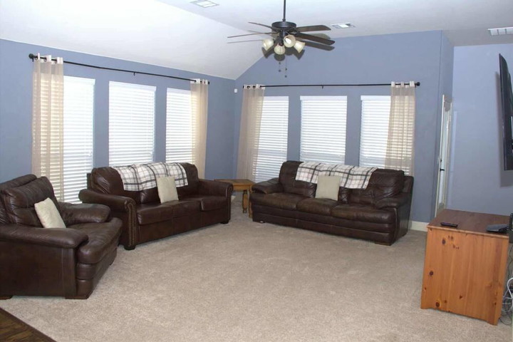 Charming 4-bedroom House With Greenbelt Views In Oak Point - Lewisville, TX