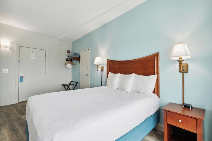 Beach Vacation Awaits! Relaxing Ocean View Suite With Pool & Pet Friendly - Atlantic Beach, FL