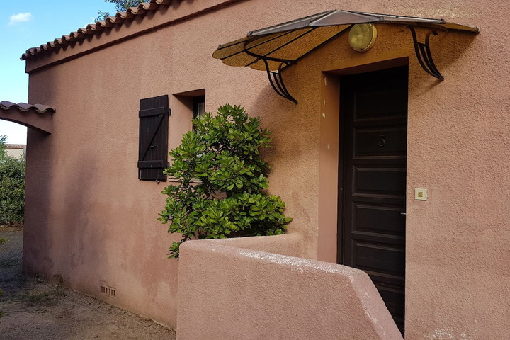 Pequeña Villa En Parque Arbolado Tranquilo Y Cerrado A 700 M De La Playa De St Cyprien - Corsica