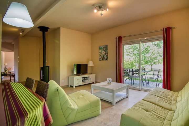 Cozy, Single-story Chalet With A Pool, Garden, Patio, And Parking Space. - Dordogne