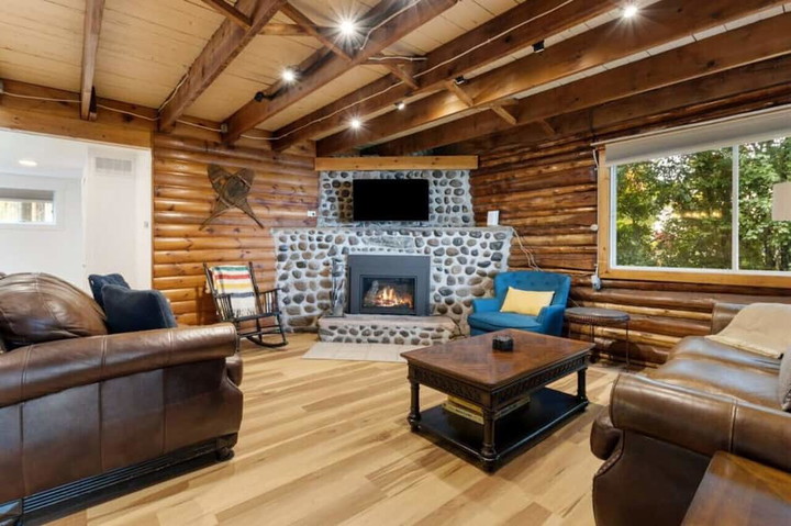 Skipping Rock Log Cabin: Cozy Charm & Hot Tub Bliss - Ontario