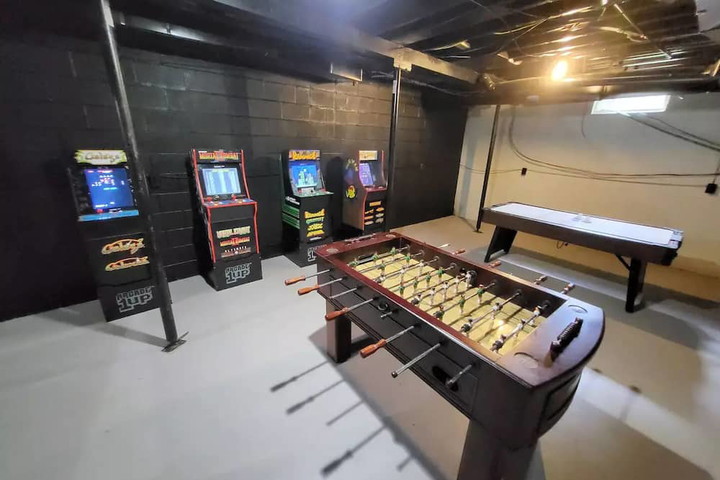 Adirondack Cozy: Arcade, Woods & Hot Tub - Glens Falls, NY
