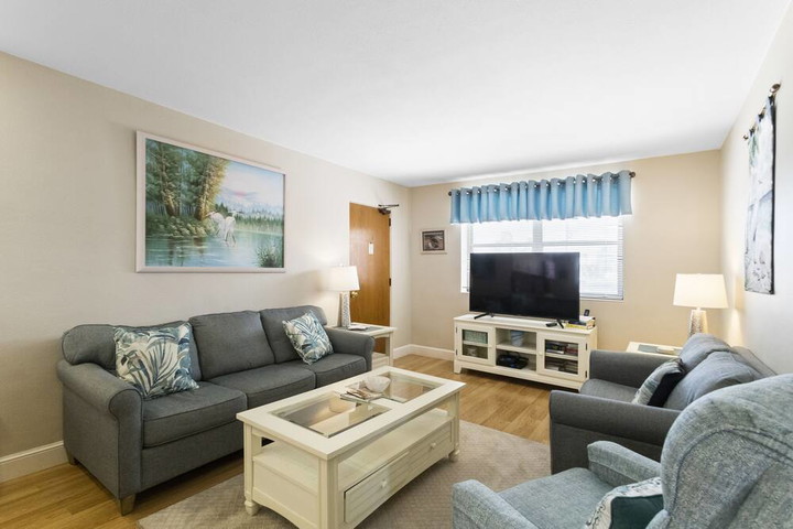 Gulf Winds 2br Condo Partial Gulf Views, Remodeled Bath & Steps To The Sand - St. Pete Beach, FL