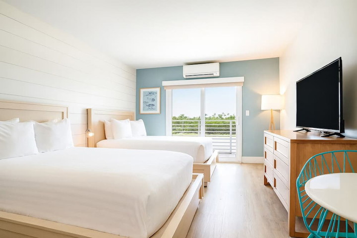 Two Balcony Rooms W/ Heated Pool Access + Free Breakfast| 1 Mile To Theater - Islamorada, FL