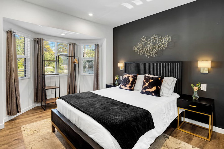 Remodeled 2bdr In Heart Of Hollywood W/ Courtyard | Art Deco By Avantstay - Hollywood, CA