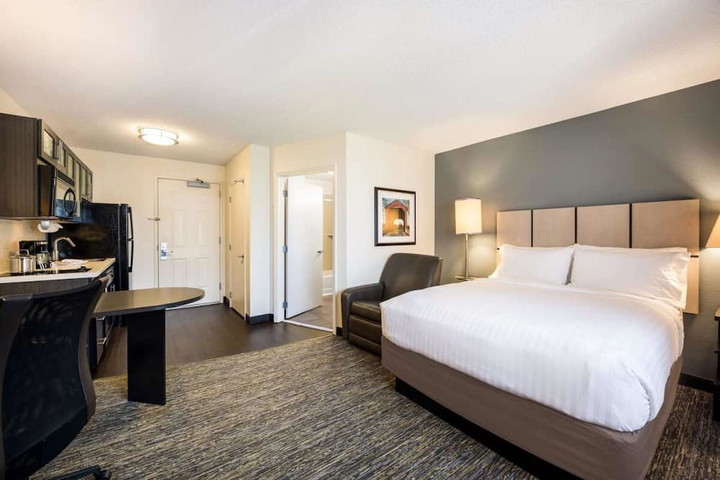 Relaxing Studio W/ Fully-equipped Kitchen! Pets Allowed, Bbq Facilities, Parking - Sterling Heights, MI
