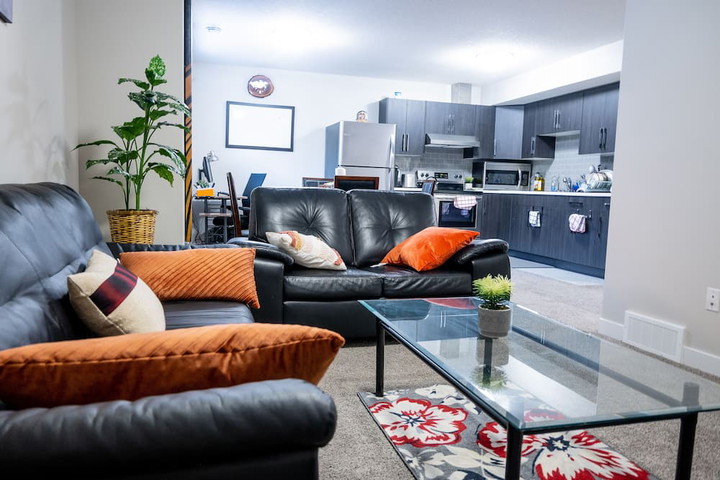 Exquisite & Cozy La'posh Suite W/wifi, Workspace, Storage - Airdrie