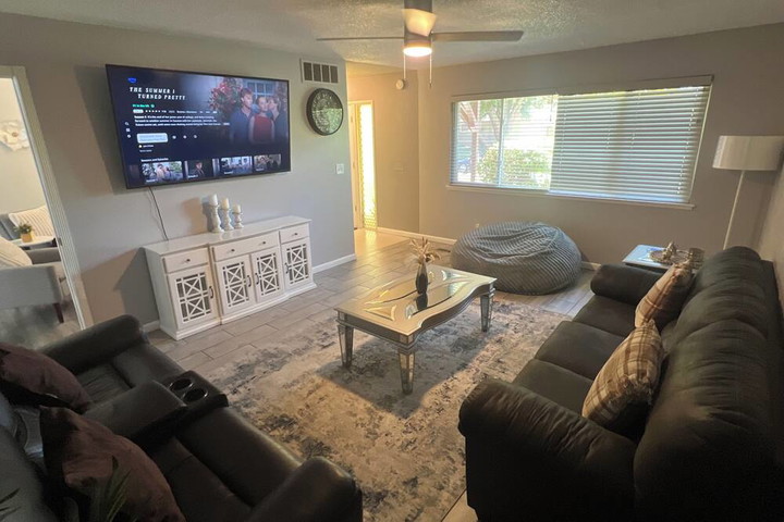 Beautiful Home In Quiet Neighborhood With A Pool And Close To Stores & Highways. - Fresno, CA