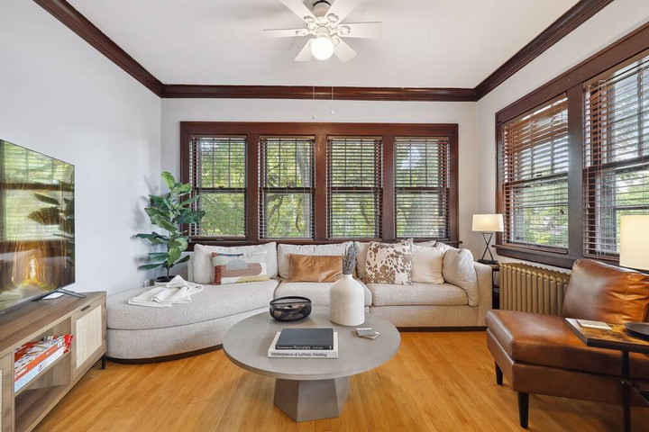 Footsteps To Lake & Tons Of Restaurants! Charming! - Eden Prairie, MN