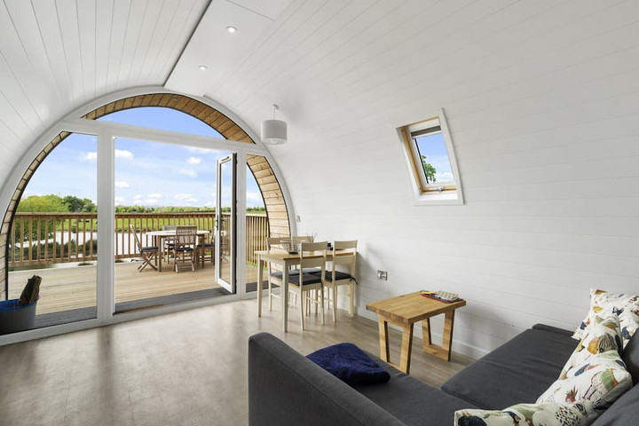 Chalet In Hertford With Lakeview Hot Tub - Hertfordshire