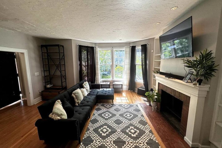Charming West Village Townhouse, Steps From Shops And Entertainment. - Windsor, ON, Canada