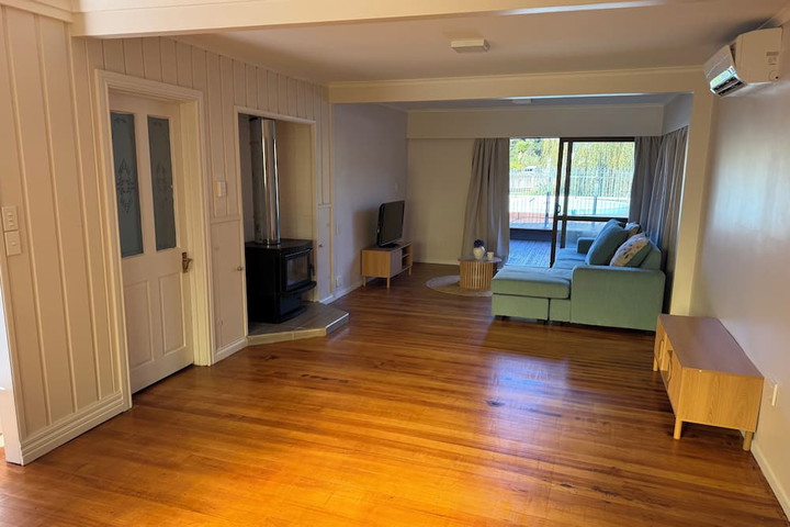 Otaihanga Getaway Offers A Spacious Holiday Home In Paraparaumu, New Zealand. - Waikanae