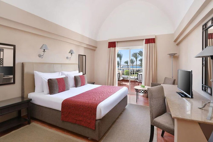 Beachfront Bliss With Balcony Views & Outdoor Pools | 3 Comfortable Rooms - Egypt