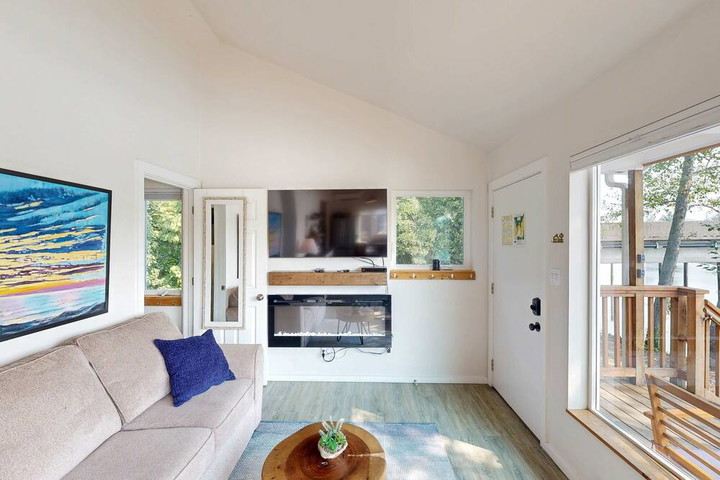 Waterfront Oasis On The Nehalem River With Free Wifi & Dock - Dog Friendly - Cannon Beach