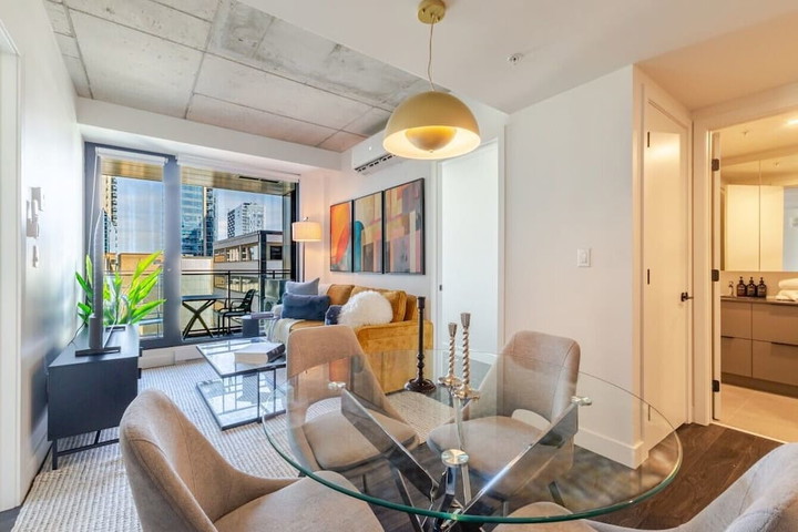 Stylish Downtown Retreat | Pool & Views - Boucherville