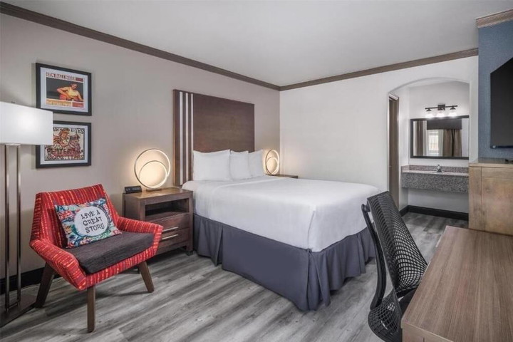 Explore Austins Attractions Easily W/ A Quiet Travis Heights Room Stay - Austin