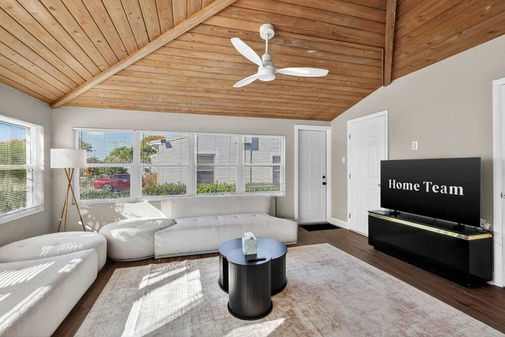 West Palm Beach Home Fenced Yard Dog Friendly - West Palm Beach, FL