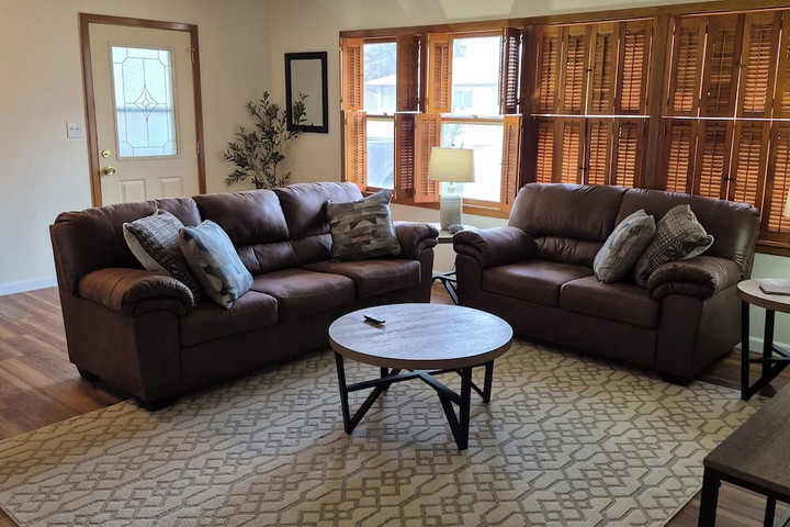 House In Central Bismarck Location. Stay At A Spacious 4-bedroom House - Bismarck, ND