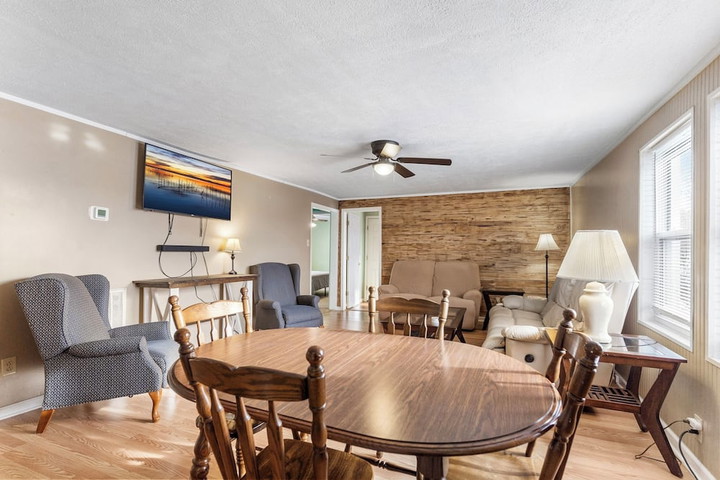 Affordable, Private, Single Level House Steps From Hard Rock Casino Pet Friendly - Bristol, TN