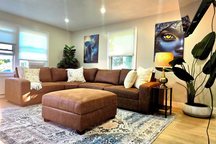 City Vibes Walk To Night Life And Casino 3bedrms 5beds. 1.5baths. Group Stay - Springfield, MA