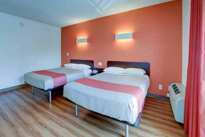 2 Queen Beds | Ada/tub - Santa Ana, CA