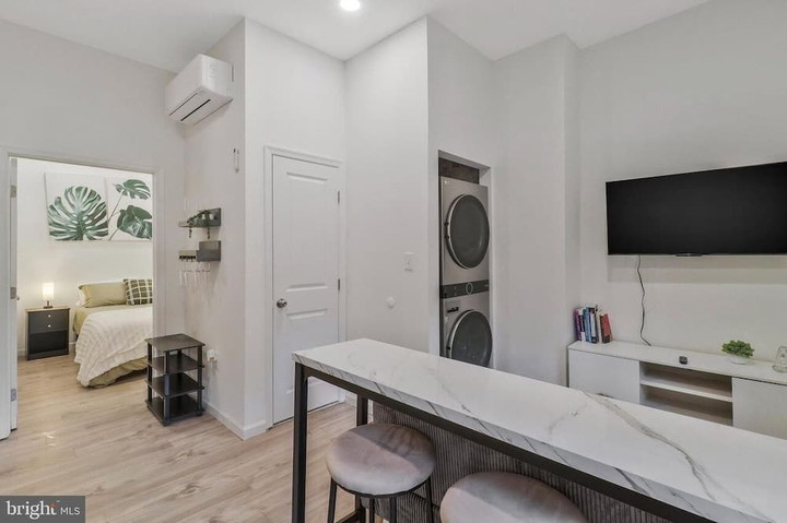 Dc Flat, 2br  1ba  Chic - 실버스프링