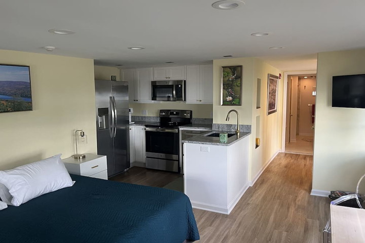 Keuka Lakefront Romantic Getaway On The Shores Of Keuka Lake! Waterfront W/dock - Finger Lakes, NY
