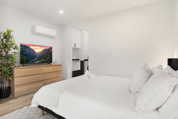 Stylish Queen Studio Apartment With Fast Wi-fi & Parking - Ottawa