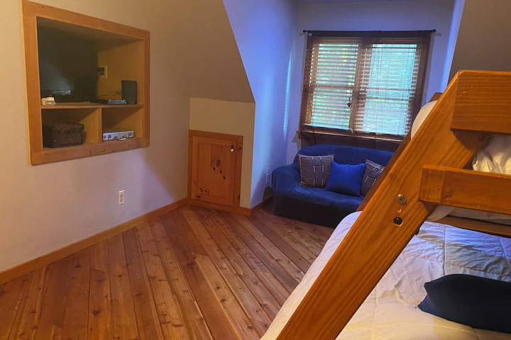 Serene Riverfront Retreat Near Historic Camden Sleeps 10. Fishing, Wifi, Ac - Camden, SC