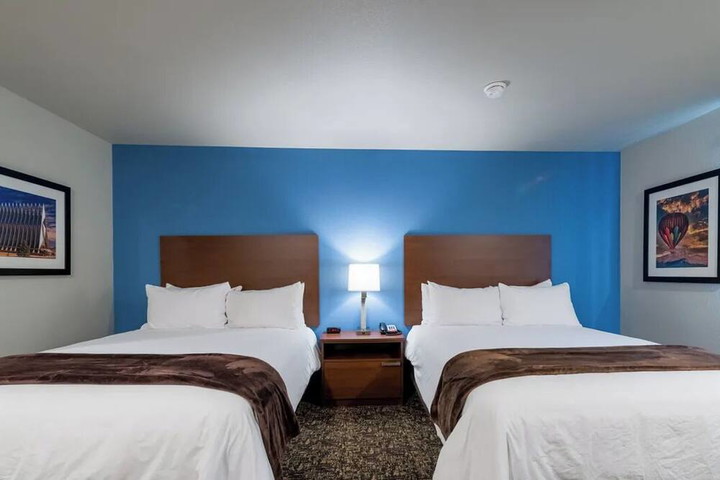 Dog-friendly Room W/ Kitchen Across From Adventureland Park - Des Moines, IA