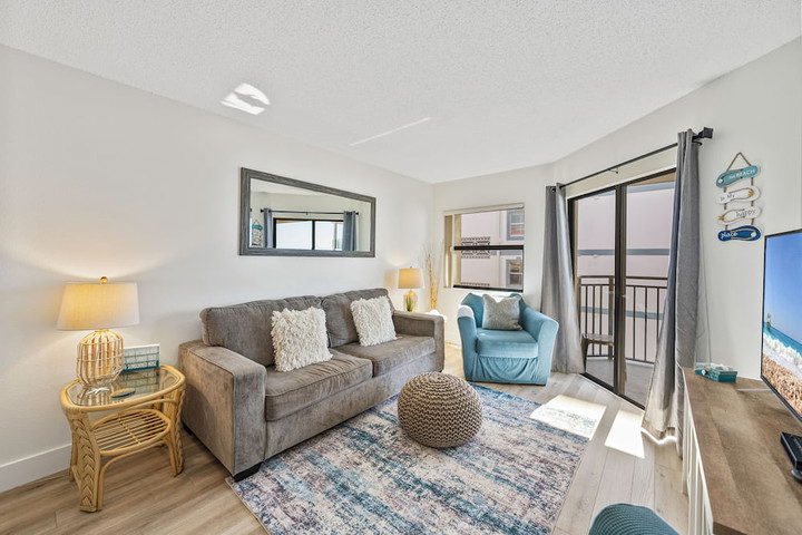 Beachfront Escape | Pool + Hot Tub - St. Petersburg, FL