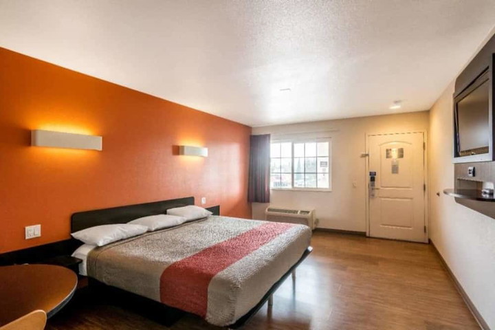 1 King Bed | Smoking, Micfridge - Downey, CA