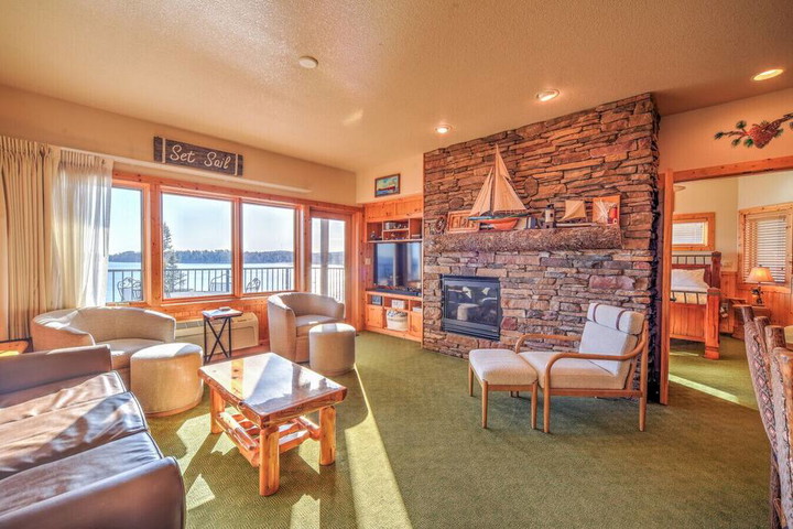 Stunning Waterfront Condo- Pool/hot Tub/sauna (3br 3bath) - Two Harbors, MN