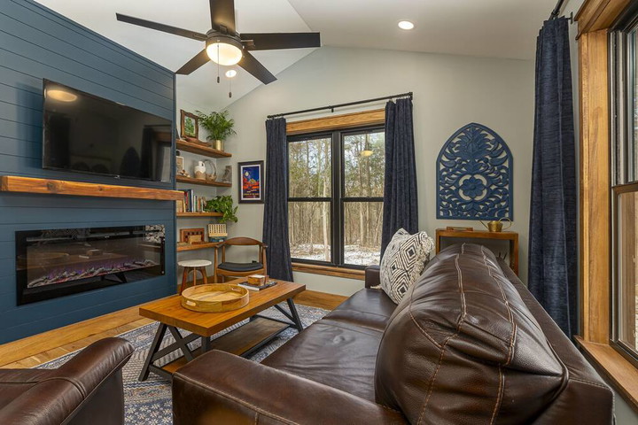 Designer Decor, Hot Tub & Trail - Carbondale, IL