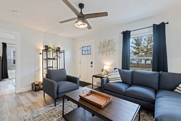 Lansing 3br Near Downtown  Game Room & Ev Garage - East Lansing, MI