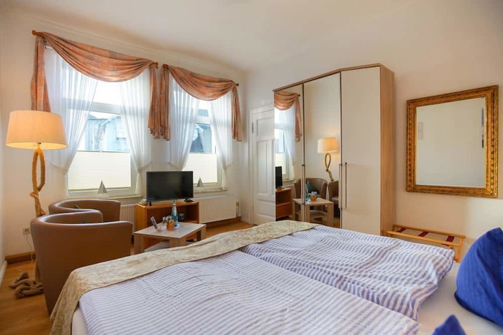Double Room-deluxe-private Bathroom-courtyard View-doppelzimmer De Luexe - Borkum