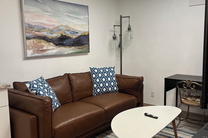 Cozy Suite Next To Nose Hill Park 10 Min Airport 15 Min Downtown. Pet Friendly! - 艾伯塔