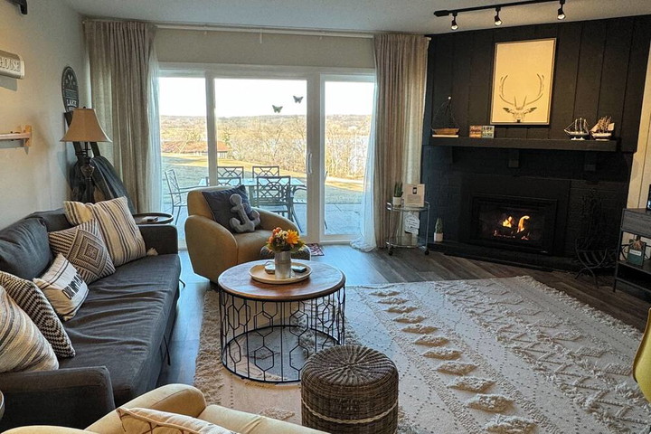 Newly Updated Modern, Spacious, And Cozy Condo- Right On The Lake! - Wisconsin